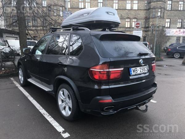 Black BMW X5 2010 in Riga, with an engine capacity of 3.00 L and mileage of 342 thousand km for 9499 €, photo 5 on AUTOMOTO.COM.LV