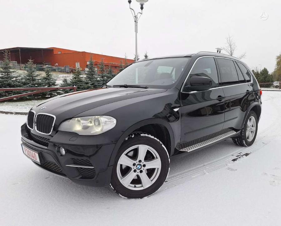 Black BMW X5 2010 in Ukmerge, with an engine capacity of 2.99 L and mileage of 334 thousand km for 8800 €, photo 1 on AUTOMOTO.COM.LV