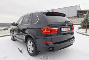 Black BMW X5 2010 in Ukmerge, with an engine capacity of 2.99 L and mileage of 334 thousand km for 8800 €, photo 3 on AUTOMOTO.COM.LV