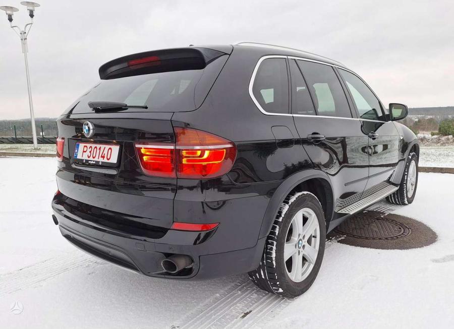 Black BMW X5 2010 in Ukmerge, with an engine capacity of 2.99 L and mileage of 334 thousand km for 8800 €, photo 4 on AUTOMOTO.COM.LV