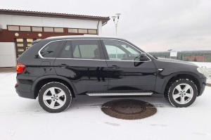Black BMW X5 2010 in Ukmerge, with an engine capacity of 2.99 L and mileage of 334 thousand km for 8800 €, photo 5 on AUTOMOTO.COM.LV