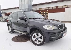 Black BMW X5 2010 in Ukmerge, with an engine capacity of 2.99 L and mileage of 334 thousand km for 8800 €, photo 6 on AUTOMOTO.COM.LV