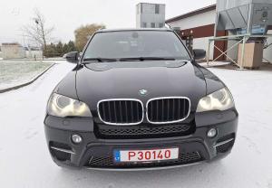 Black BMW X5 2010 in Ukmerge, with an engine capacity of 2.99 L and mileage of 334 thousand km for 8800 €, photo 7 on AUTOMOTO.COM.LV