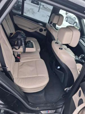 Black BMW X5 2010 in Telschi, with an engine capacity of 2.99 L and mileage of 173 thousand km for 5400 €, photo 5 on AUTOMOTO.COM.LV