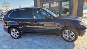 Black BMW X5 2010 in Marijampole, with an engine capacity of 3.00 L and mileage of 324 thousand km for 9900 €, photo 5 on AUTOMOTO.COM.LV