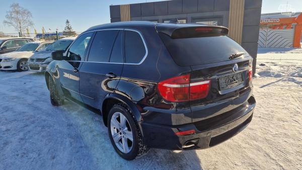 Black BMW X5 2010 in Marijampole, with an engine capacity of 3.00 L and mileage of 324 thousand km for 9900 €, photo 9 on AUTOMOTO.COM.LV