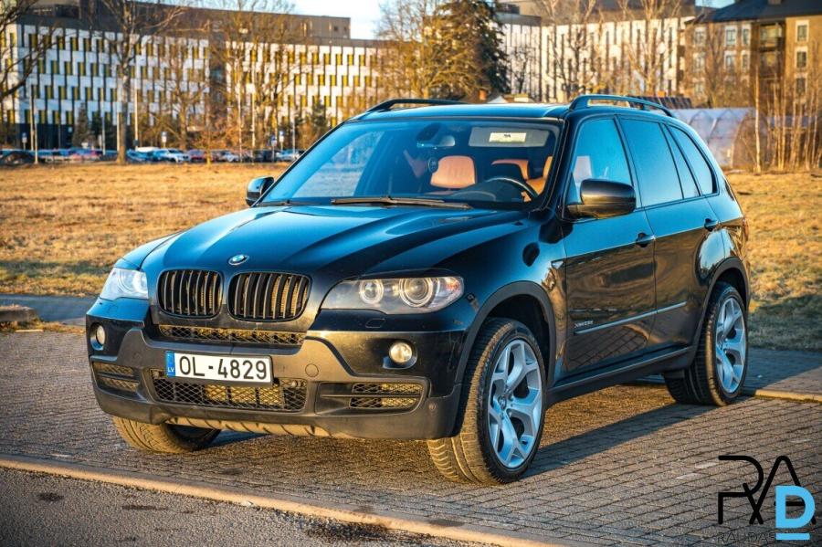 Black BMW X5 2010 in Riga, with an engine capacity of 3.00 L and mileage of 395 thousand km for 9990 €, photo 1 on AUTOMOTO.COM.LV