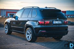 Black BMW X5 2010 in Riga, with an engine capacity of 3.00 L and mileage of 395 thousand km for 9990 €, photo 2 on AUTOMOTO.COM.LV