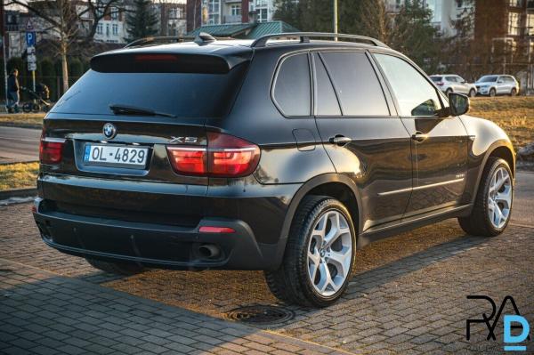 Black BMW X5 2010 in Riga, with an engine capacity of 3.00 L and mileage of 395 thousand km for 9990 €, photo 3 on AUTOMOTO.COM.LV