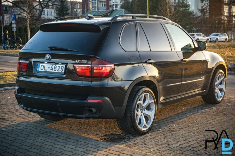 Black BMW X5 2010 in Riga, with an engine capacity of 3.00 L and mileage of 395 thousand km for 9990 €, photo 3 on AUTOMOTO.COM.LV