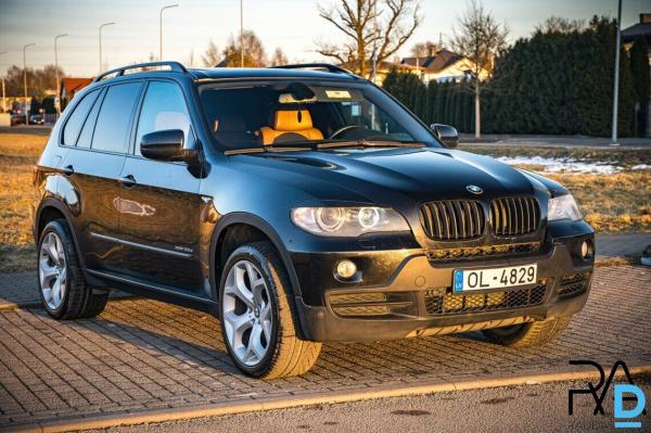 Black BMW X5 2010 in Riga, with an engine capacity of 3.00 L and mileage of 395 thousand km for 9990 €, photo 4 on AUTOMOTO.COM.LV