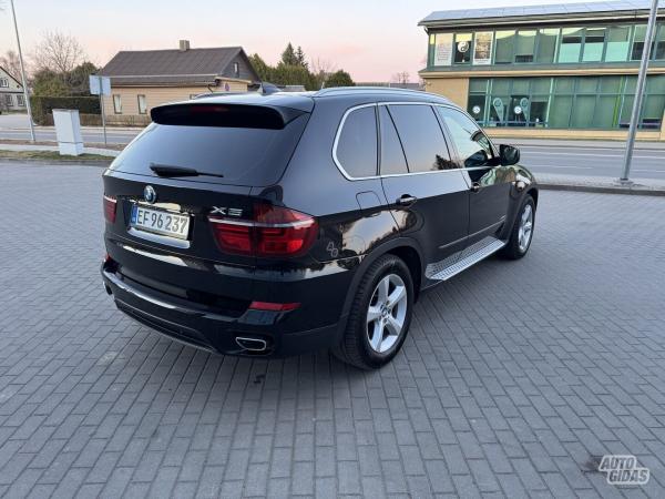 Black BMW X5 2010 in Utena, with an engine capacity of 3.00 L and mileage of 238 thousand km for 11490 €, photo 4 on AUTOMOTO.COM.LV