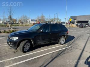 Melns BMW X5 2010 Rīga, ar dzinēja tilpumu 3.00 L un nobraukumu 301 tūkst. km par 8000 €, foto  vietnē AUTOMOTO.COM.LV