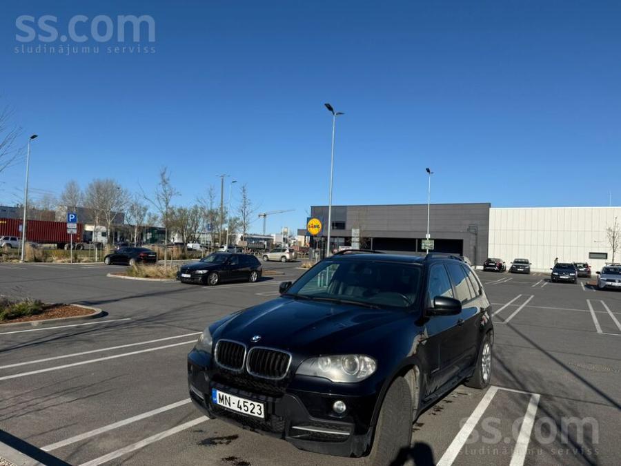 Black BMW X5 2010 in Riga, with an engine capacity of 3.00 L and mileage of 301 thousand km for 8000 €, photo 3 on AUTOMOTO.COM.LV