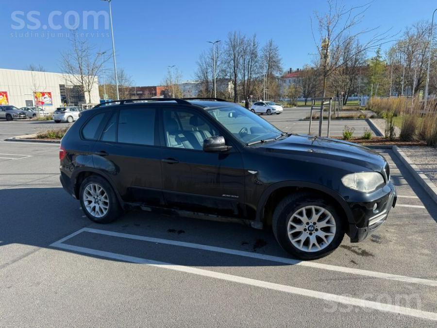 Black BMW X5 2010 in Riga, with an engine capacity of 3.00 L and mileage of 301 thousand km for 8000 €, photo 4 on AUTOMOTO.COM.LV