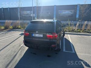 Black BMW X5 2010 in Riga, with an engine capacity of 3.00 L and mileage of 301 thousand km for 8000 €, photo 5 on AUTOMOTO.COM.LV