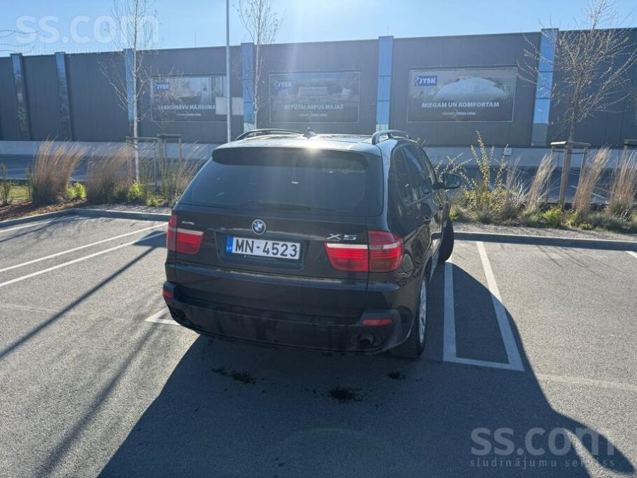 Black BMW X5 2010 in Riga, with an engine capacity of 3.00 L and mileage of 301 thousand km for 8000 €, photo 5 on AUTOMOTO.COM.LV