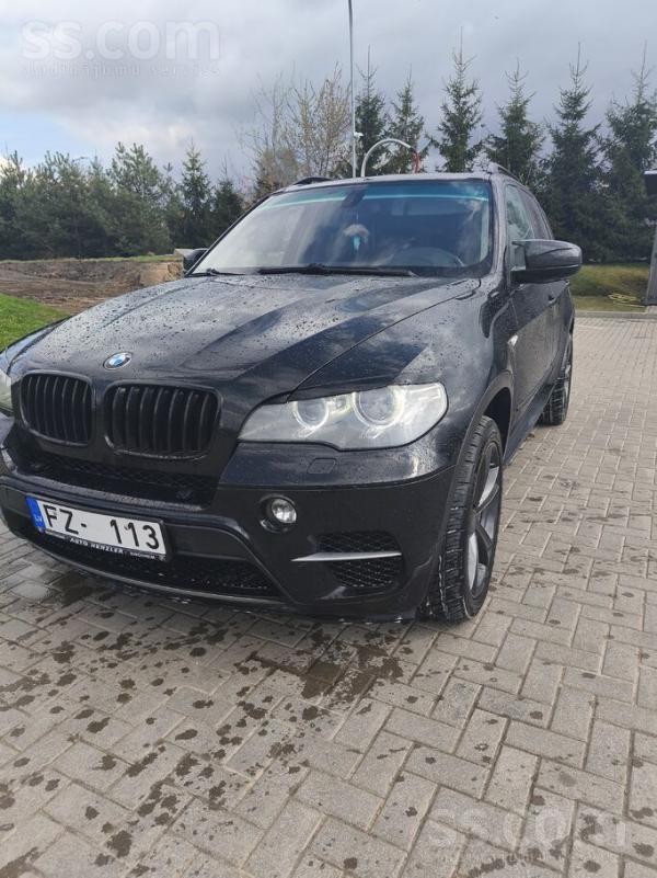 Black BMW X5 2010 in Ludza, with an engine capacity of 3.00 L and mileage of 237 thousand km for 9990 €, photo 1 on AUTOMOTO.COM.LV