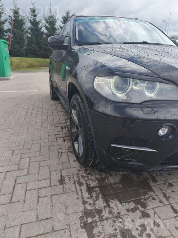 Black BMW X5 2010 in Ludza, with an engine capacity of 3.00 L and mileage of 237 thousand km for 9990 €, photo 2 on AUTOMOTO.COM.LV