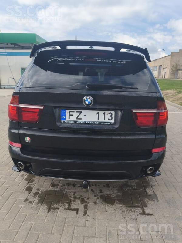 Black BMW X5 2010 in Ludza, with an engine capacity of 3.00 L and mileage of 237 thousand km for 9990 €, photo 4 on AUTOMOTO.COM.LV