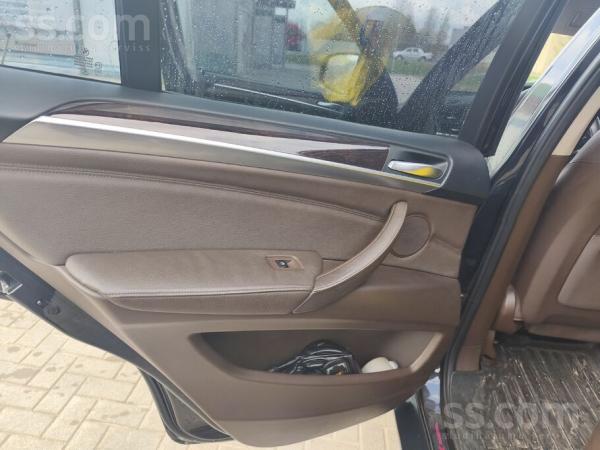 Black BMW X5 2010 in Ludza, with an engine capacity of 3.00 L and mileage of 237 thousand km for 9990 €, photo 8 on AUTOMOTO.COM.LV