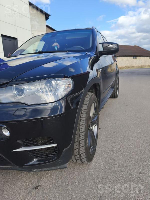 Black BMW X5 2010 in Ludza, with an engine capacity of 3.00 L and mileage of 237 thousand km for 9500 €, photo 2 on AUTOMOTO.COM.LV