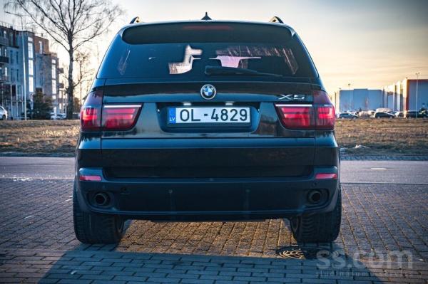 Black BMW X5 2010 in Riga, with an engine capacity of 3.00 L and mileage of 0 thousand km for 7990 €, photo 5 on AUTOMOTO.COM.LV