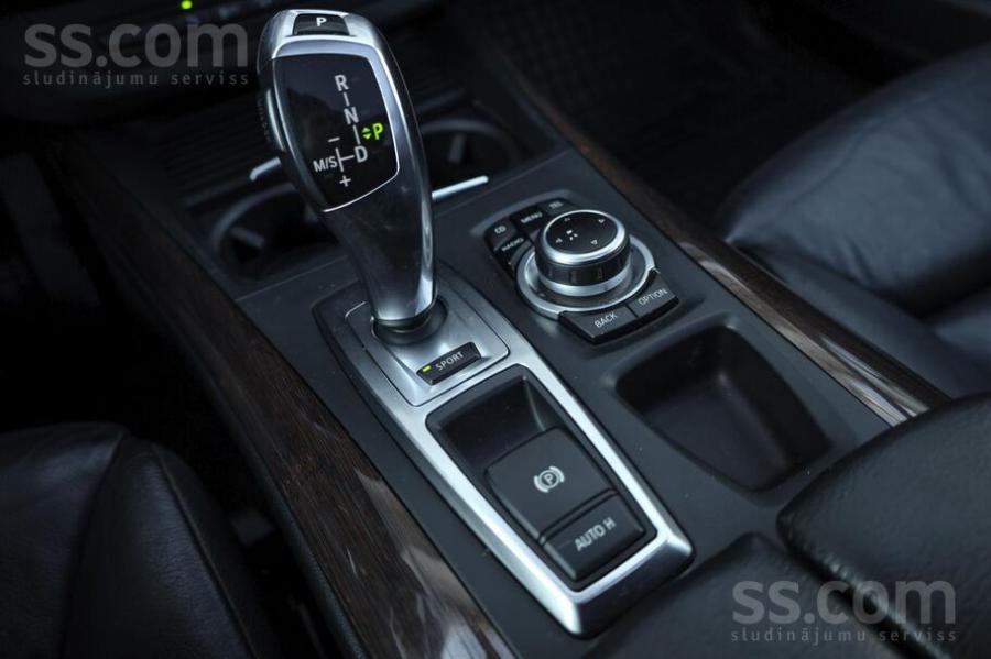 Black BMW X5 2010 in Riga, with an engine capacity of 3.00 L and mileage of 0 thousand km for 9495 €, photo 20 on AUTOMOTO.COM.LV