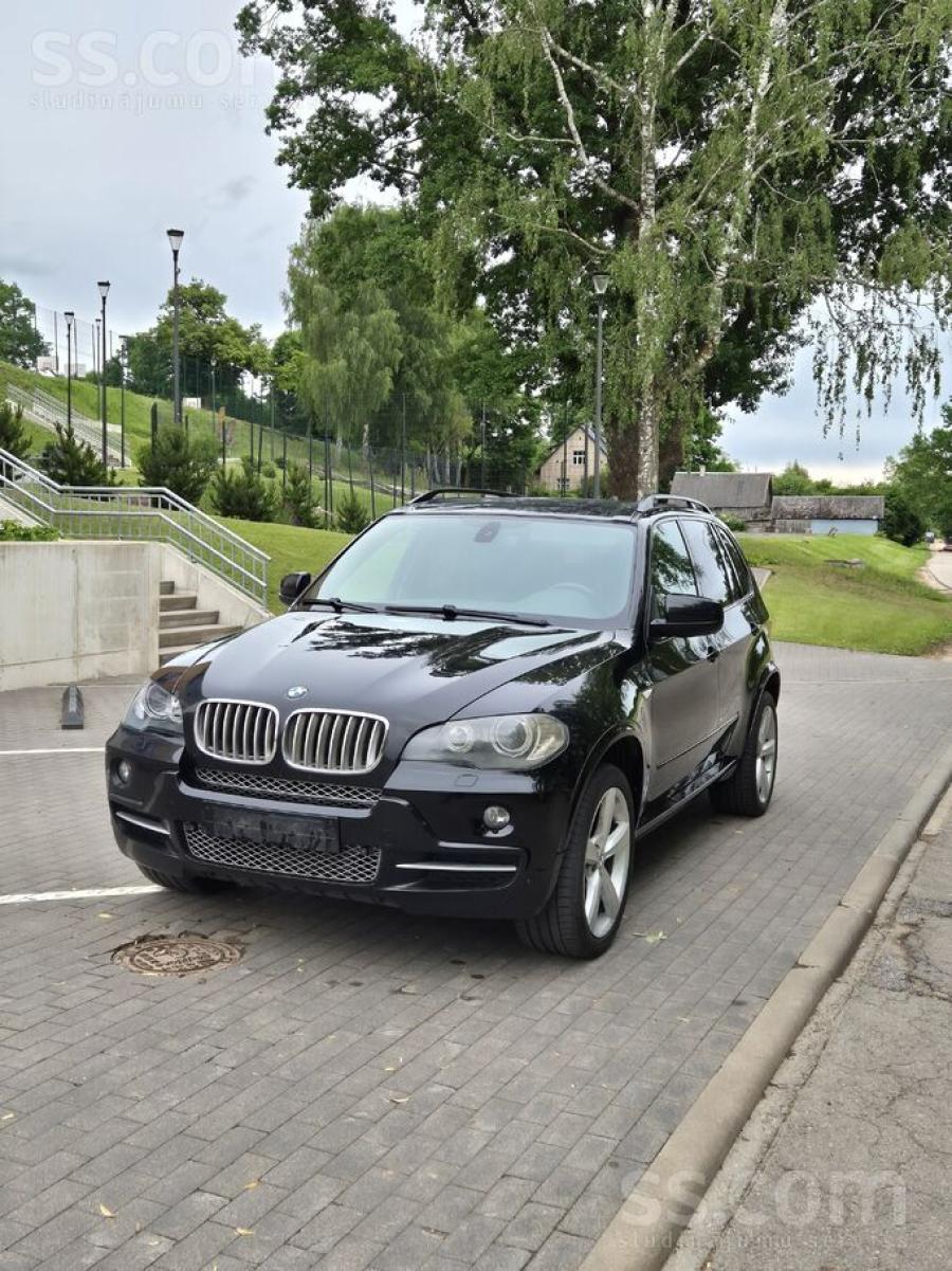 Black BMW X5 2010 in Bauska, with an engine capacity of 3.00 L and mileage of 251 thousand km for 9499 €, photo 1 on AUTOMOTO.COM.LV