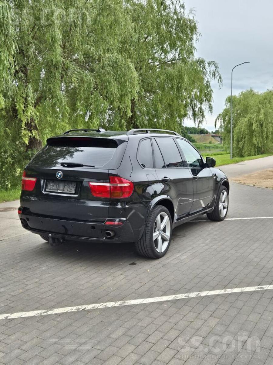 Black BMW X5 2010 in Bauska, with an engine capacity of 3.00 L and mileage of 251 thousand km for 9499 €, photo 4 on AUTOMOTO.COM.LV