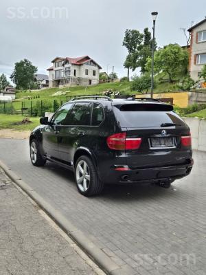 Black BMW X5 2010 in Bauska, with an engine capacity of 3.00 L and mileage of 251 thousand km for 9499 €, photo 5 on AUTOMOTO.COM.LV