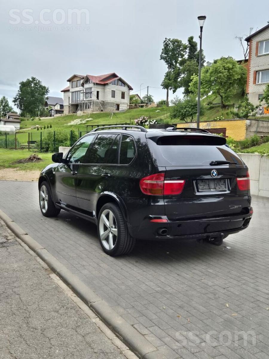 Black BMW X5 2010 in Bauska, with an engine capacity of 3.00 L and mileage of 251 thousand km for 9499 €, photo 5 on AUTOMOTO.COM.LV
