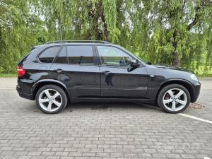 Black BMW X5 2010 in Bauska, with an engine capacity of 3.00 L and mileage of 251 thousand km for 9499 €, photo 7 on AUTOMOTO.COM.LV