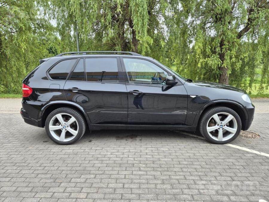 Black BMW X5 2010 in Bauska, with an engine capacity of 3.00 L and mileage of 251 thousand km for 9499 €, photo 7 on AUTOMOTO.COM.LV