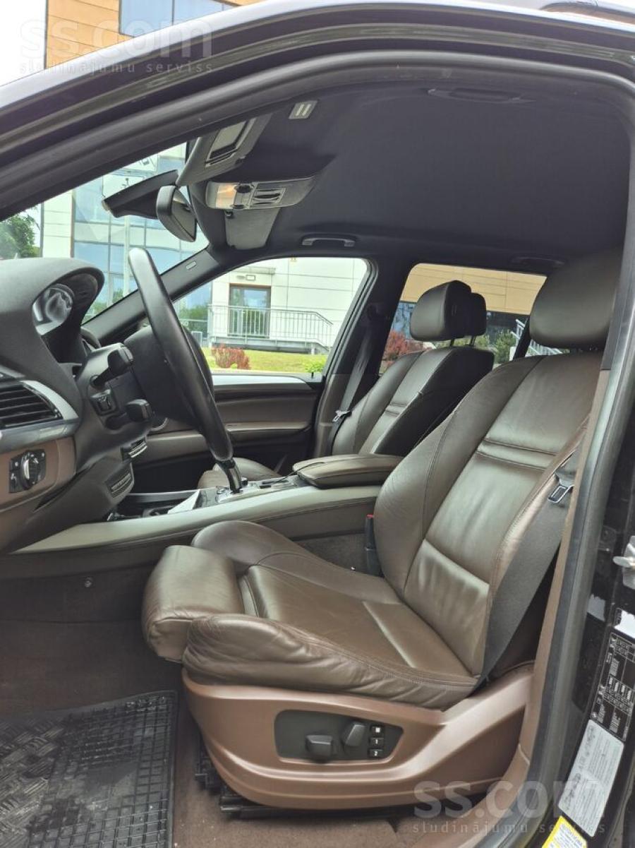 Black BMW X5 2010 in Bauska, with an engine capacity of 3.00 L and mileage of 251 thousand km for 9499 €, photo 8 on AUTOMOTO.COM.LV