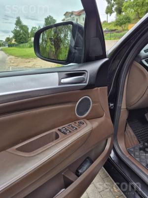 Black BMW X5 2010 in Bauska, with an engine capacity of 3.00 L and mileage of 251 thousand km for 9499 €, photo 10 on AUTOMOTO.COM.LV