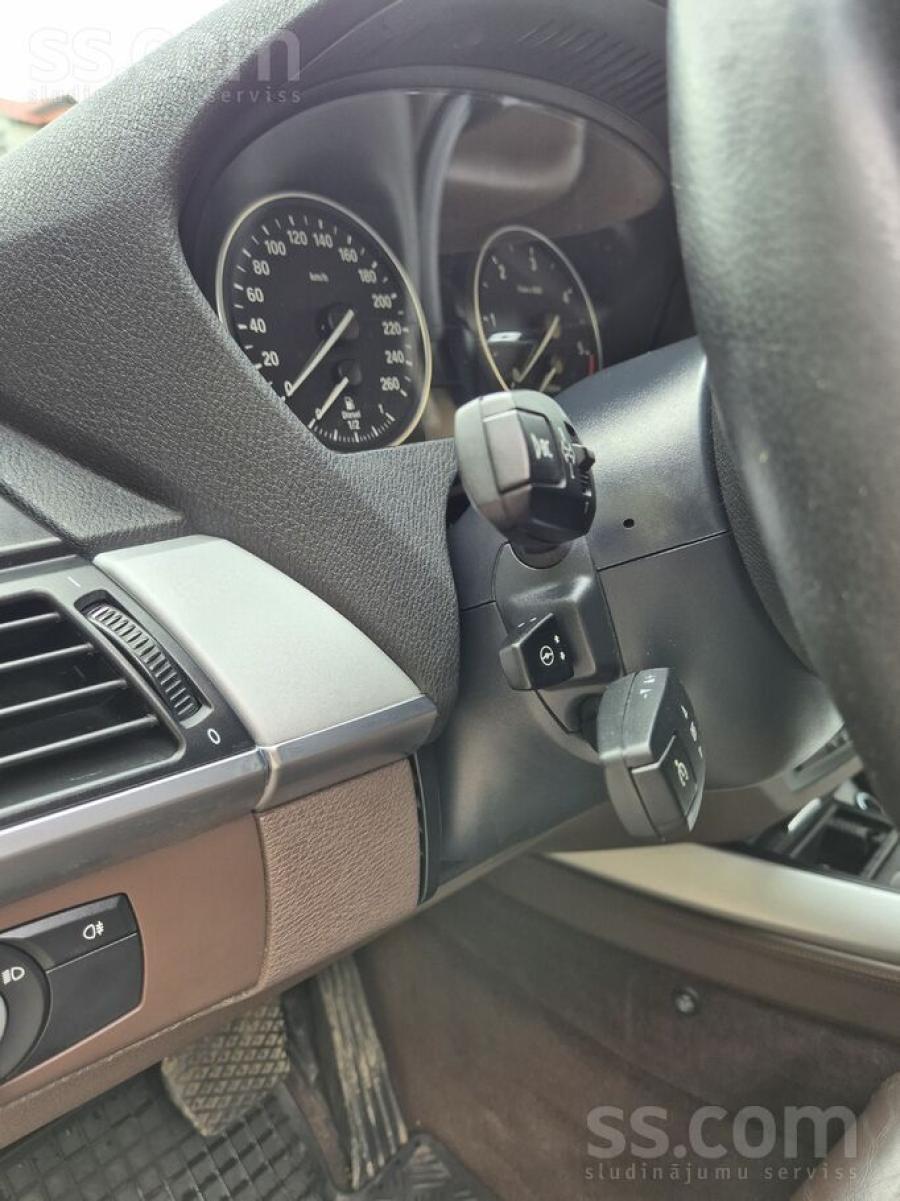 Black BMW X5 2010 in Bauska, with an engine capacity of 3.00 L and mileage of 251 thousand km for 9499 €, photo 11 on AUTOMOTO.COM.LV