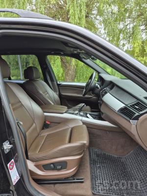 Black BMW X5 2010 in Bauska, with an engine capacity of 3.00 L and mileage of 251 thousand km for 9499 €, photo 12 on AUTOMOTO.COM.LV