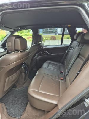 Black BMW X5 2010 in Bauska, with an engine capacity of 3.00 L and mileage of 251 thousand km for 9499 €, photo 13 on AUTOMOTO.COM.LV