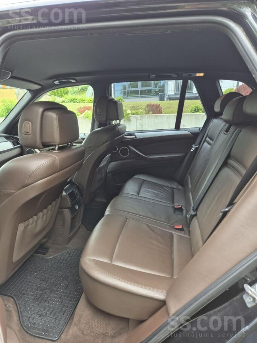 Black BMW X5 2010 in Bauska, with an engine capacity of 3.00 L and mileage of 251 thousand km for 9499 €, photo 13 on AUTOMOTO.COM.LV