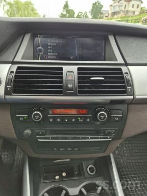 Black BMW X5 2010 in Bauska, with an engine capacity of 3.00 L and mileage of 251 thousand km for 9499 €, photo 14 on AUTOMOTO.COM.LV