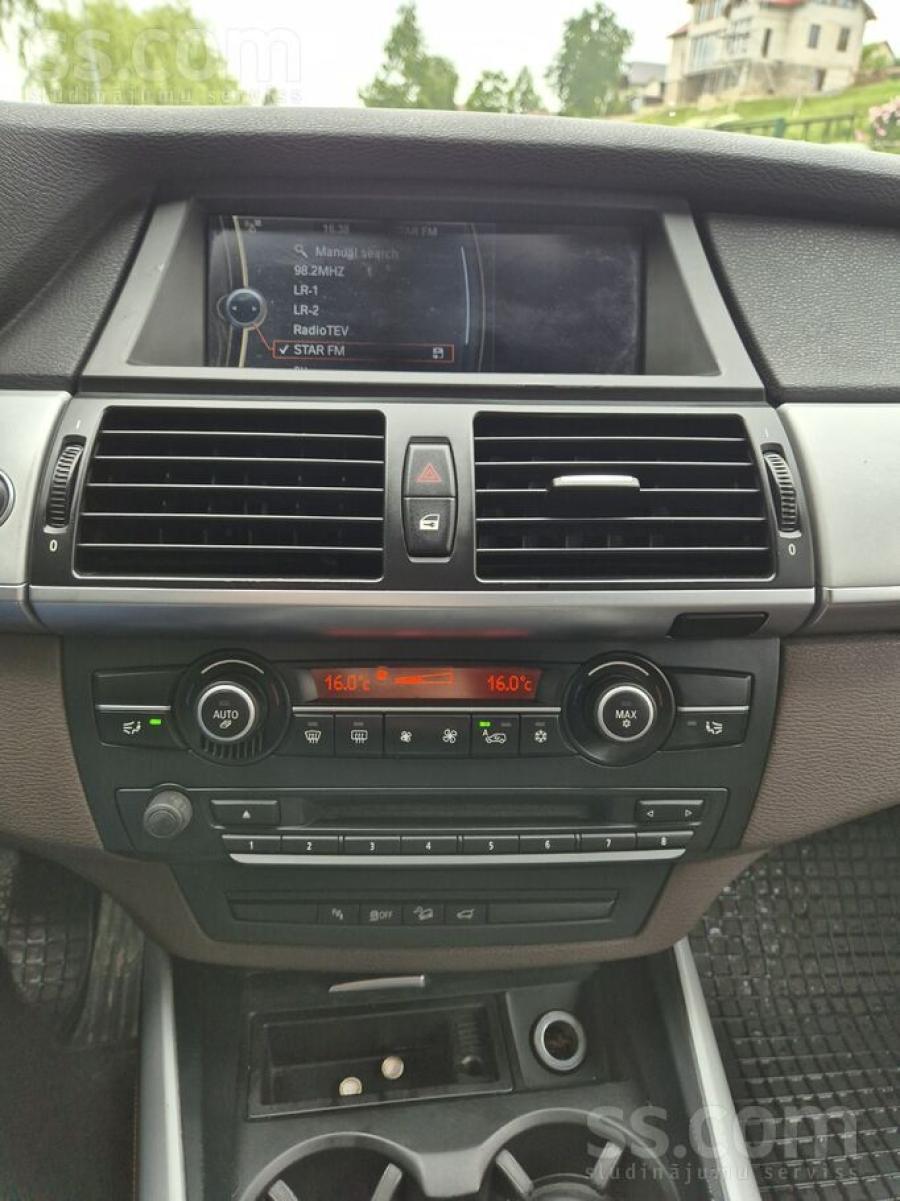 Black BMW X5 2010 in Bauska, with an engine capacity of 3.00 L and mileage of 251 thousand km for 9499 €, photo 14 on AUTOMOTO.COM.LV