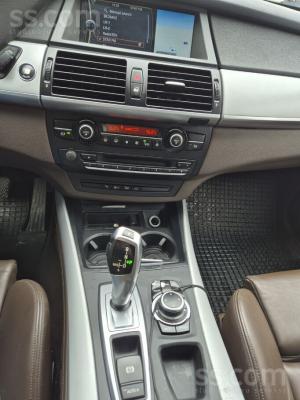 Black BMW X5 2010 in Bauska, with an engine capacity of 3.00 L and mileage of 251 thousand km for 9499 €, photo 15 on AUTOMOTO.COM.LV