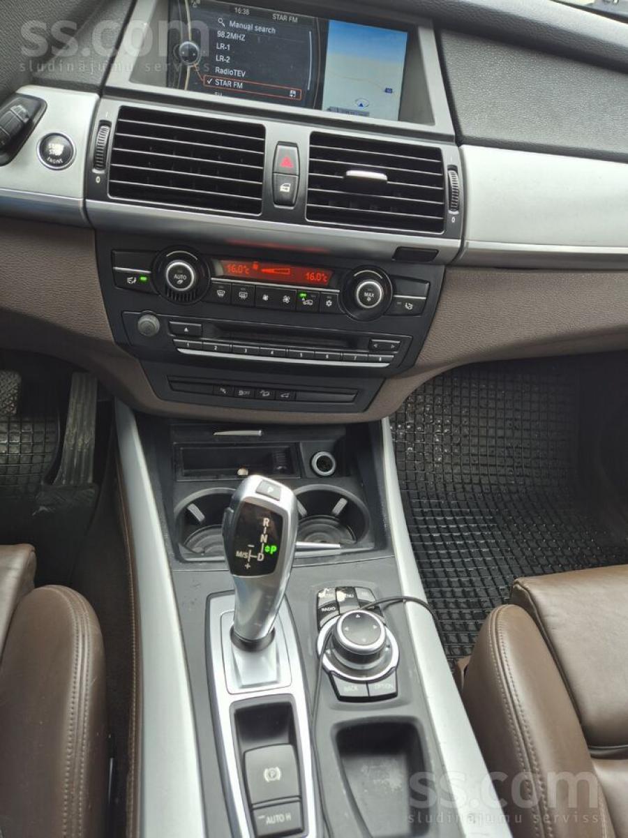Black BMW X5 2010 in Bauska, with an engine capacity of 3.00 L and mileage of 251 thousand km for 9499 €, photo 15 on AUTOMOTO.COM.LV
