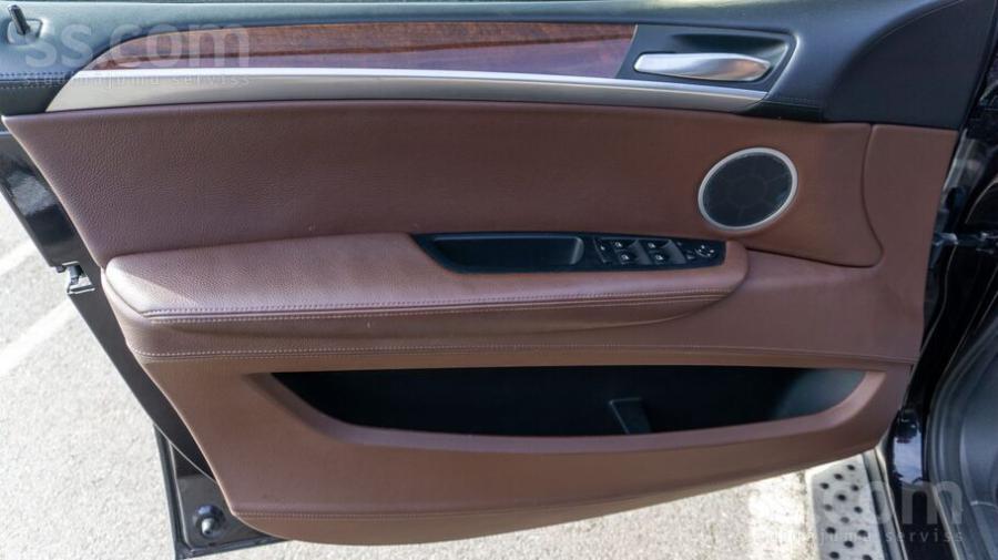 Melns BMW X5 2010 Rīga, ar dzinēja tilpumu 4.40 L un nobraukumu 129 tūkst. km par 11790 €, foto 25 vietnē AUTOMOTO.COM.LV