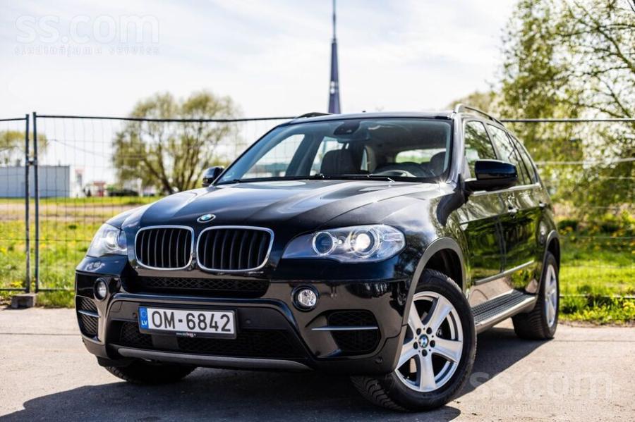 Black BMW X5 2010 in Riga, with an engine capacity of 3.00 L and mileage of 310 thousand km for 12990 €, photo 1 on AUTOMOTO.COM.LV
