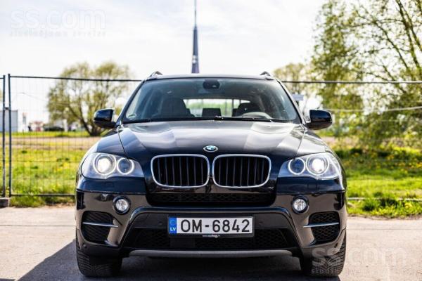 Black BMW X5 2010 in Riga, with an engine capacity of 3.00 L and mileage of 310 thousand km for 12990 €, photo 3 on AUTOMOTO.COM.LV