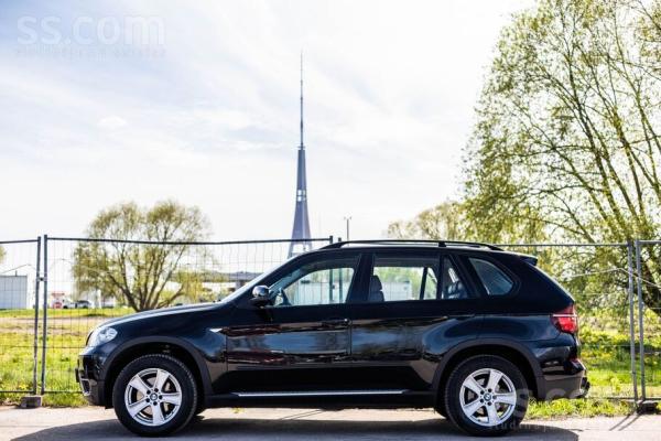 Black BMW X5 2010 in Riga, with an engine capacity of 3.00 L and mileage of 310 thousand km for 12990 €, photo 4 on AUTOMOTO.COM.LV