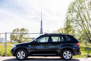 Black BMW X5 2010 in Riga, with an engine capacity of 3.00 L and mileage of 310 thousand km for 12990 €, photo 5 on AUTOMOTO.COM.LV