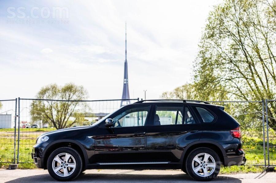 Black BMW X5 2010 in Riga, with an engine capacity of 3.00 L and mileage of 310 thousand km for 12990 €, photo 5 on AUTOMOTO.COM.LV